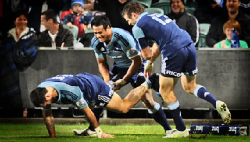 Rene Ranger has a go at the Digby Ioane turtle | Rugbydump