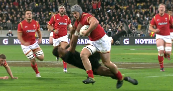Jonathan Davies' HUGE hand off on Seta Tamanivalu brings back 1987 ...