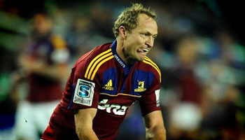 Veteran Tony Brown takes a big tackle from Atieli Pakalani | Rugbydump