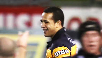 Willie Ripia gets out of trouble by passing to the Ref | Rugbydump