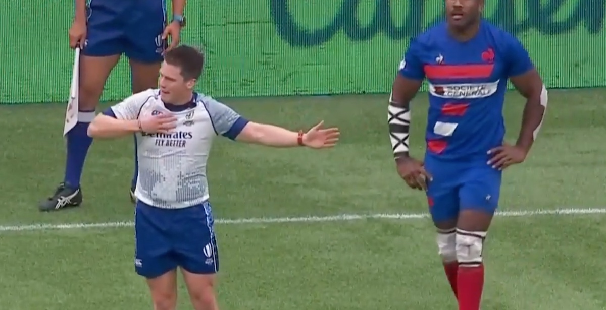 HONESTY: Referee APOLOGISES to players for making the wrong call ...