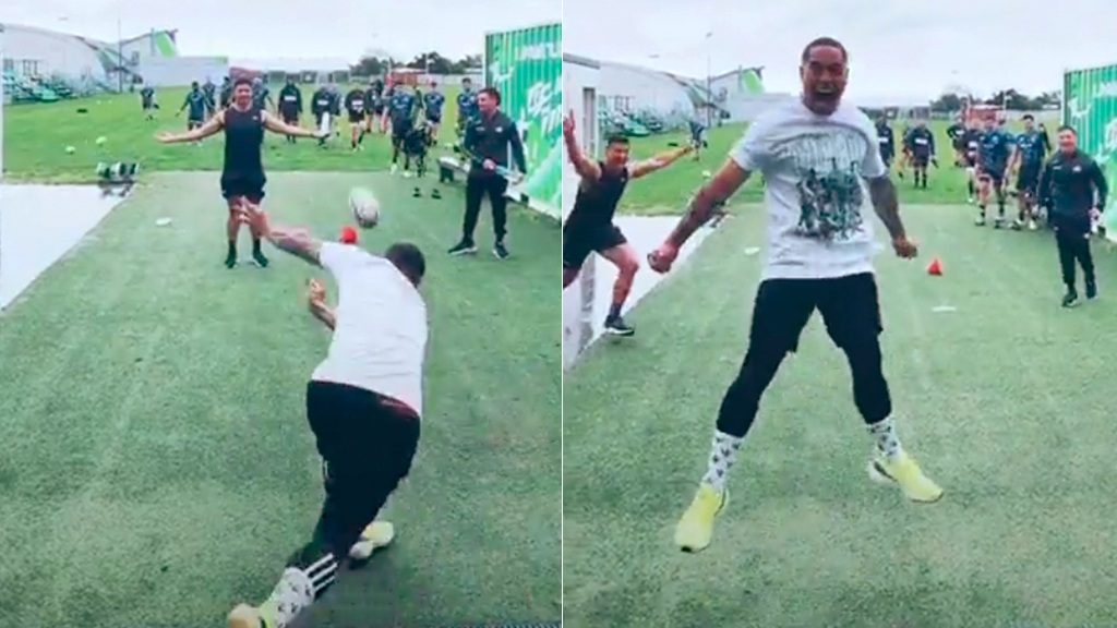 Aaron Smith trick shot video shows just how good his passing really is ...