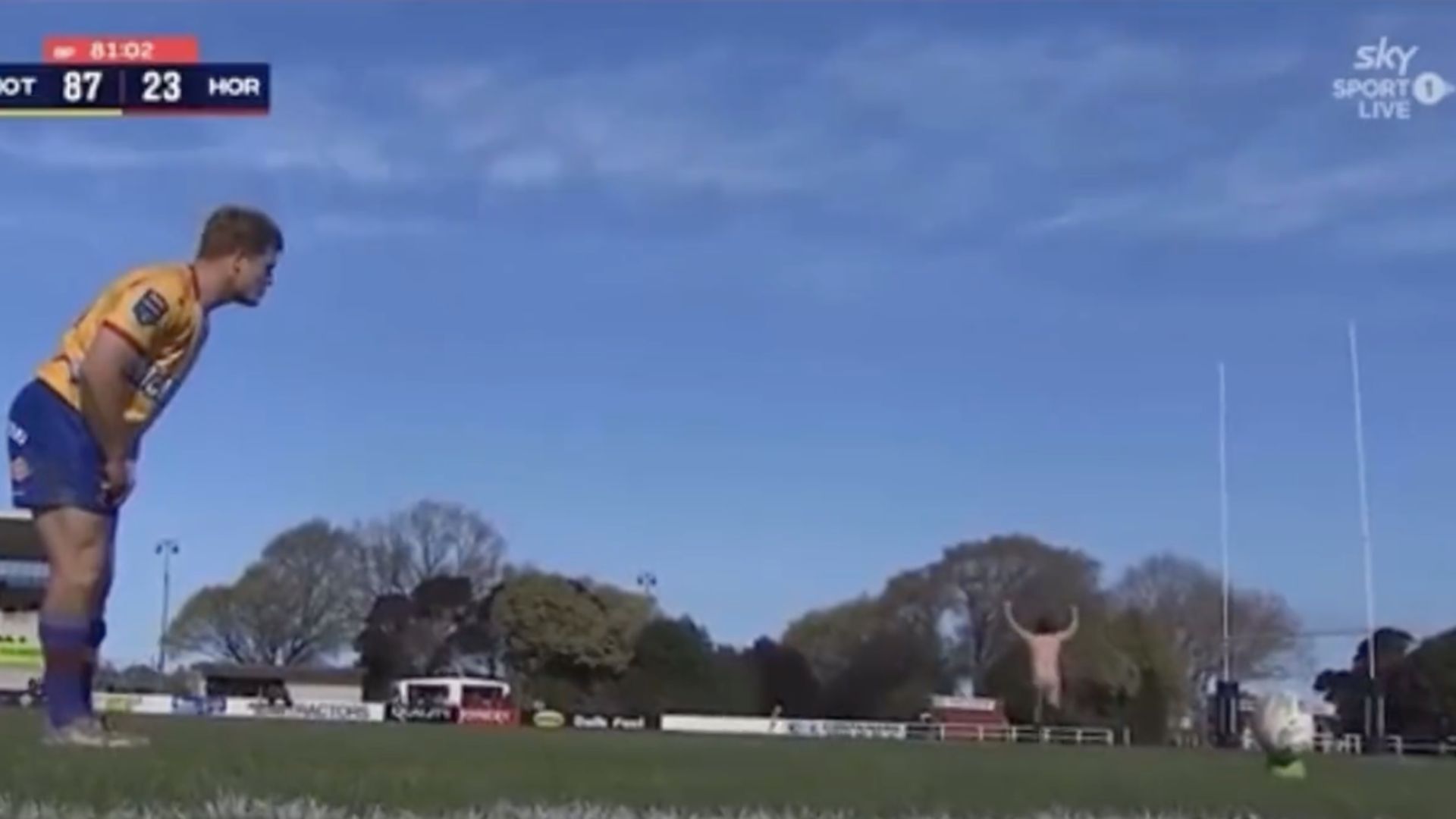 Hilarious Streaker Tries To Distract Sharp Shooting Goal Kicker | Rugbydump