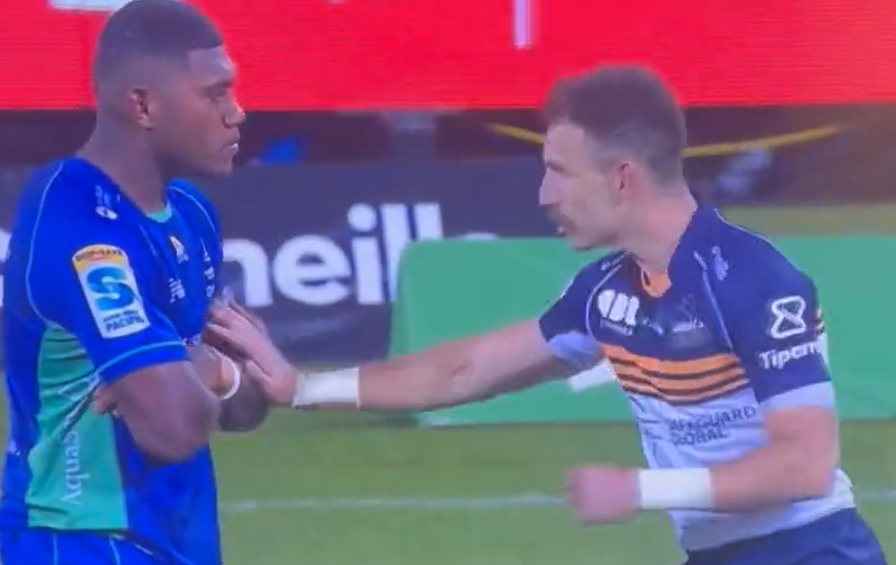 Nic White shows class as he helps coach opposition player during match ...