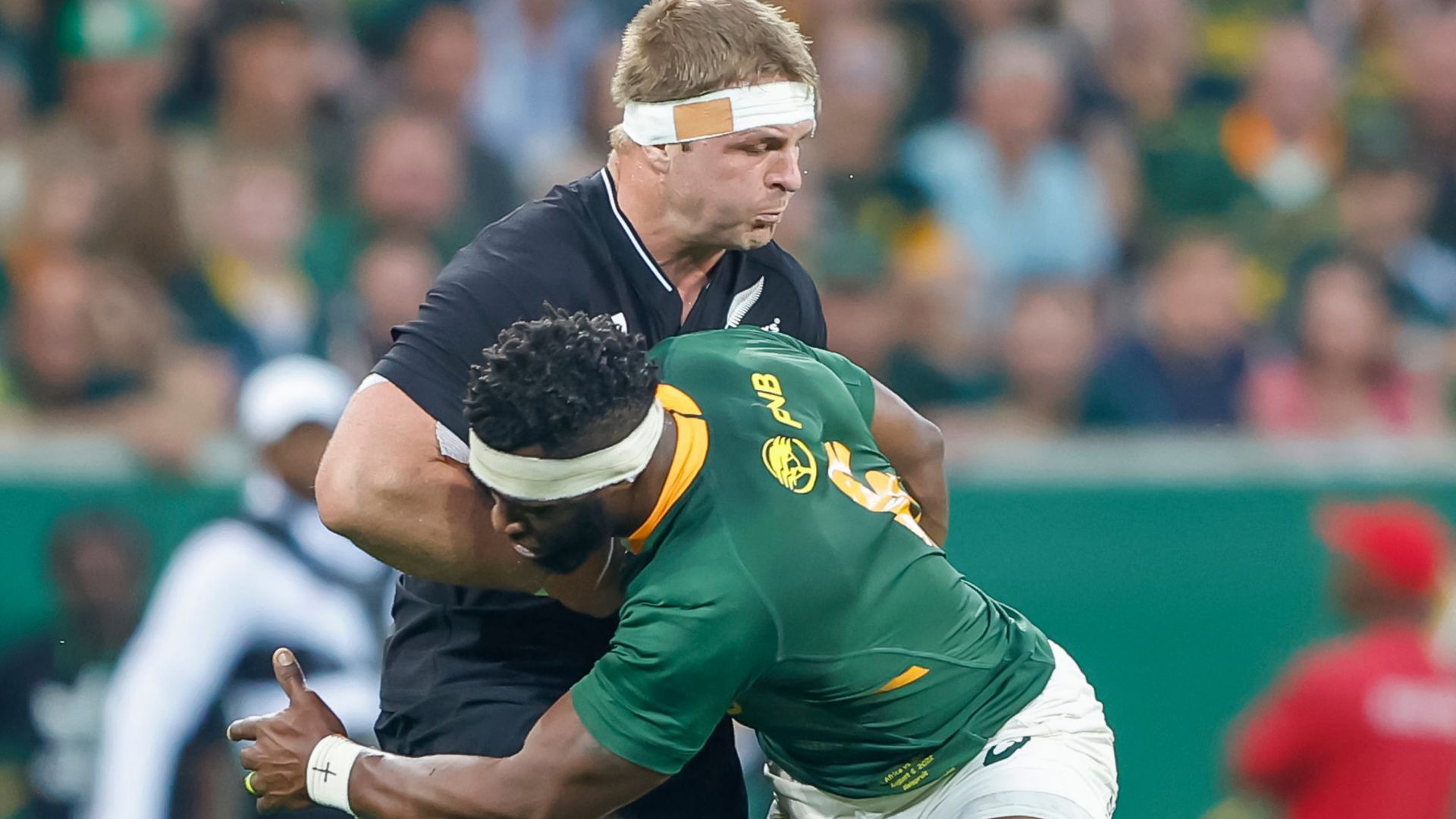 WATCH: Siya Kolisi loses key battle to Sam Cane ahead of the Rugby ...