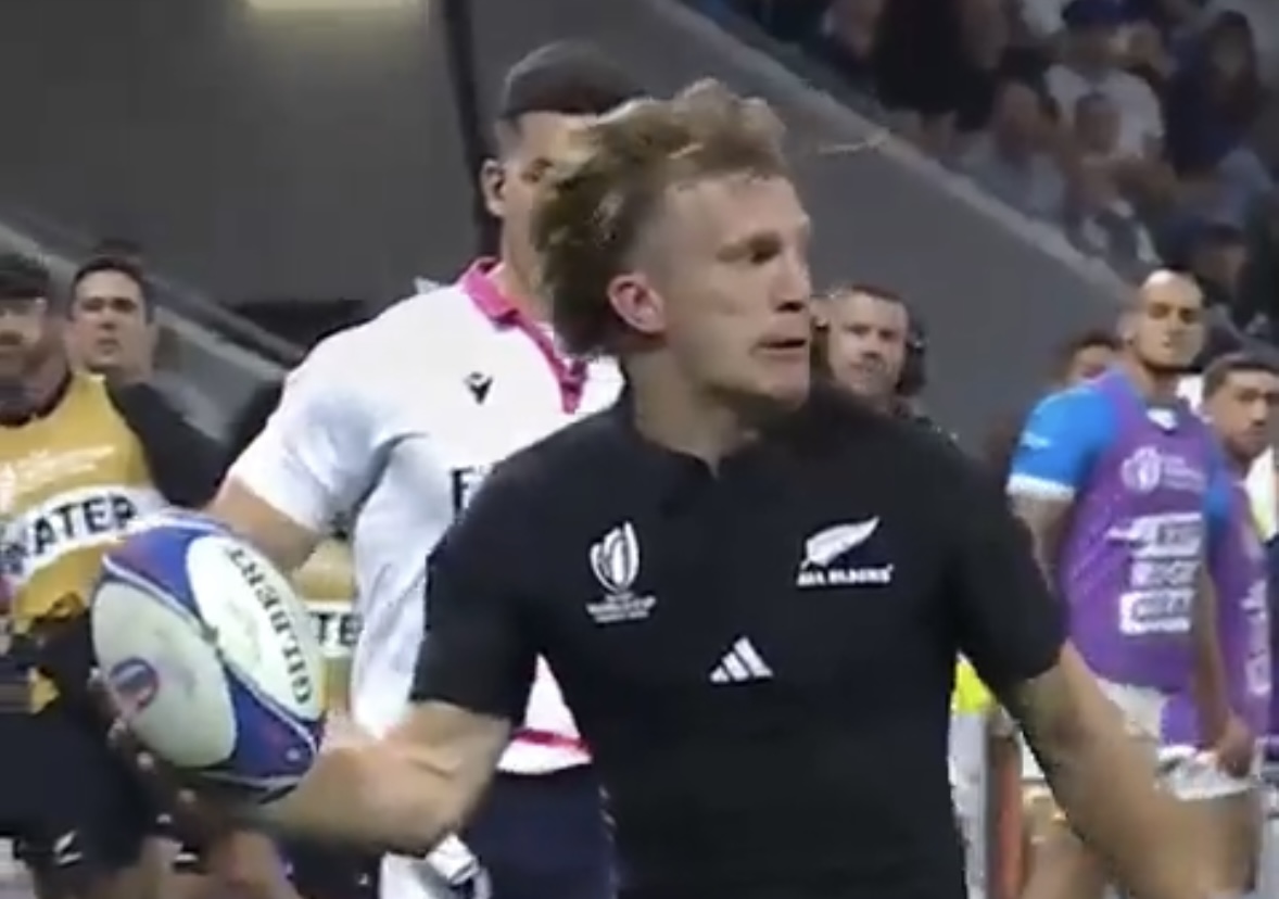 Damian McKenzie stakes claim for All Blacks starting place with sublime piece of skill | Rugbydump