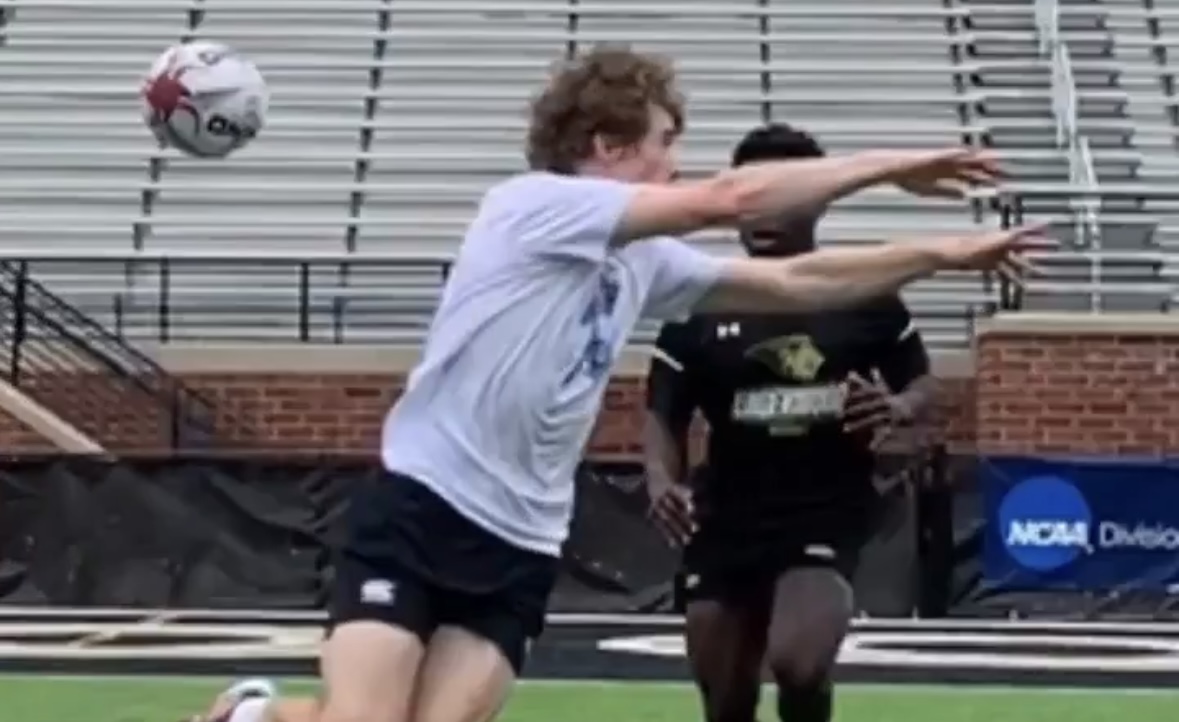 The no look pass everyone will be practicing in training | Rugbydump