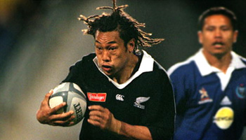 Tana Umaga lines up and smashes into older brother Mike Umaga in 1999 ...